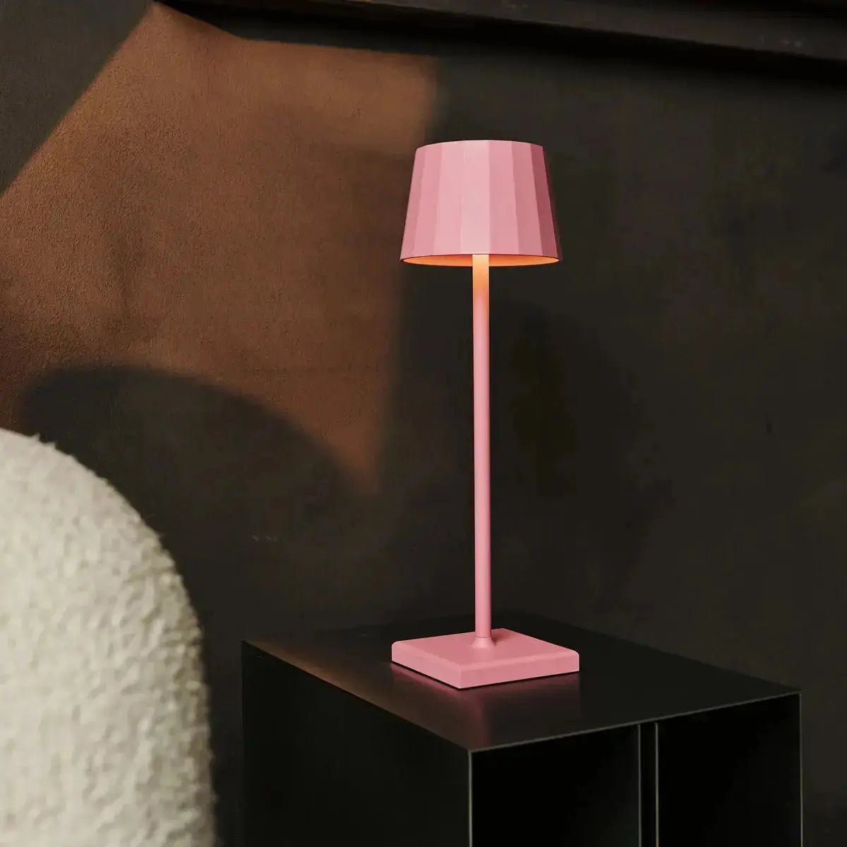 Lampe de table rechargeable rose Flamingo Wouter | Chargement sans fil ...